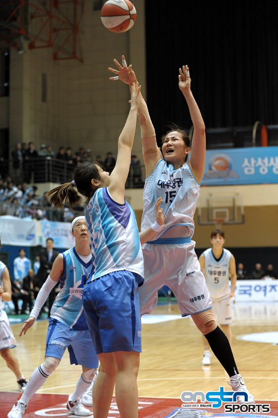 [WKBL] ''신정자 더블더블'' KDB생명, 삼성생명 잡고 PO 3차전 승리