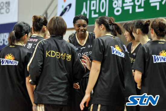 [WKBL] KDB생명 비키 바흐, 최소 3주 재활에 결국 한국 떠나