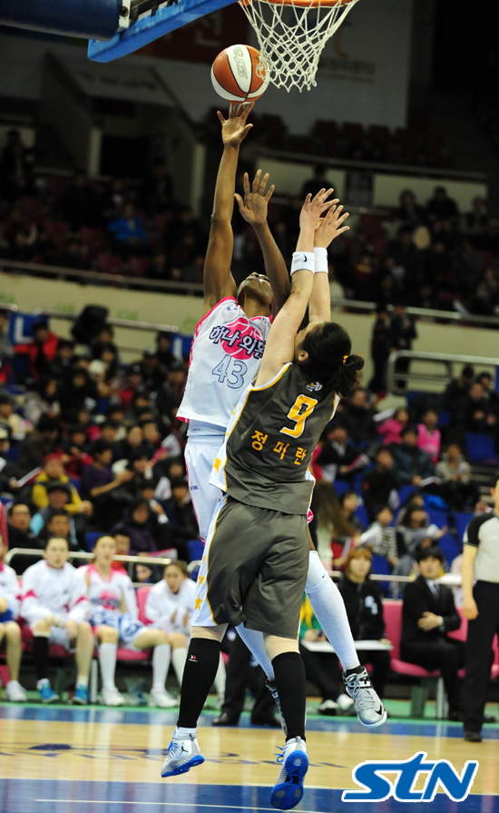 [WKBL] ''샌포드 27점, 19R'' 하나외환, KB 넘고 PO까지 1경기차