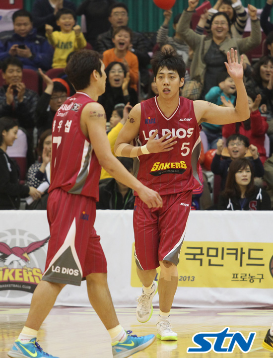 [KBL] ''파워 게임'' 압도적 우위 LG, KGC 꺾고 5연패 탈출
