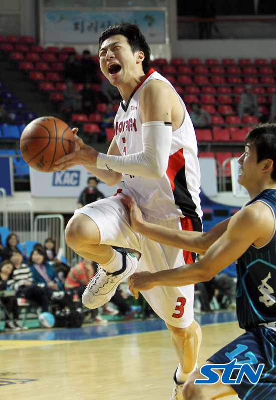 [KBL] ''이정현, 파틸로 나란히 19득점'' KGC, KCC 꺾고 3위 자리 넘봐