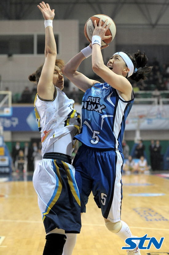 삼성생명, 1패 후 신한은행 누르고 챔프전 진출 ‘이변’