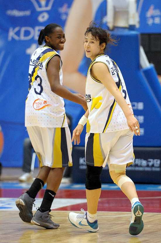 ‘20점차 뒤집기쇼’ 신한은행, KDB생명에 대역전극